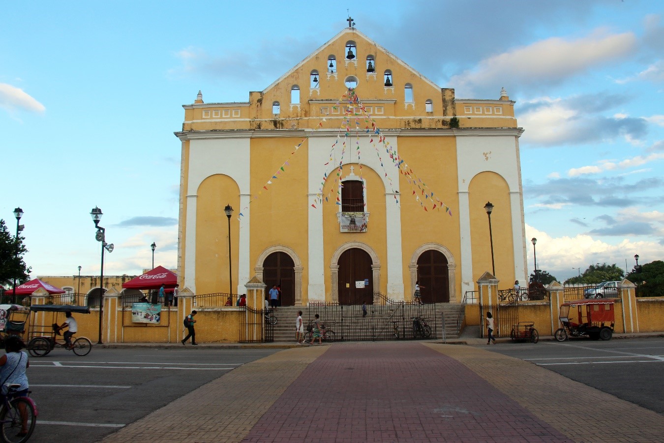 El paisaje urbano de las ciudades pequeñas. La plaza central de Hunucmá ...